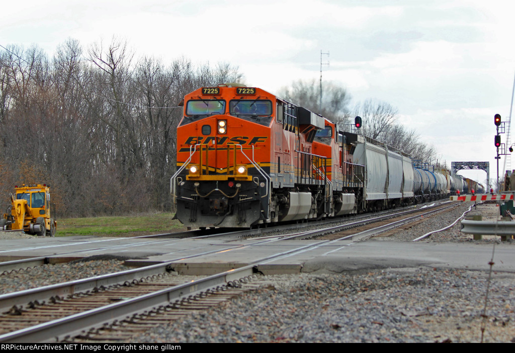 BNSF 7225 Leads the H ALTGAL1 EB.